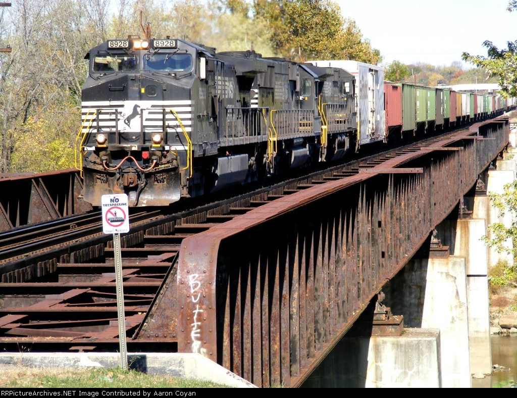 NS 8928 leads train 18M across the Scioto River bridge